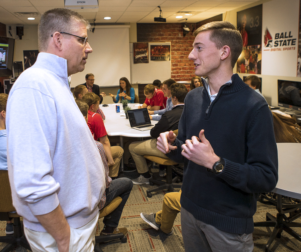 Budding sports journalists get advice from ESPN anchor John Anderson